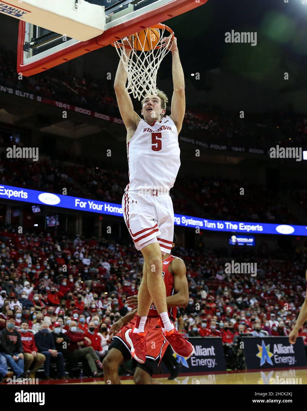 Madison, WI, USA. 29th Dec, 2021. Wisconsin Badgers forward Tyler Wahl ...