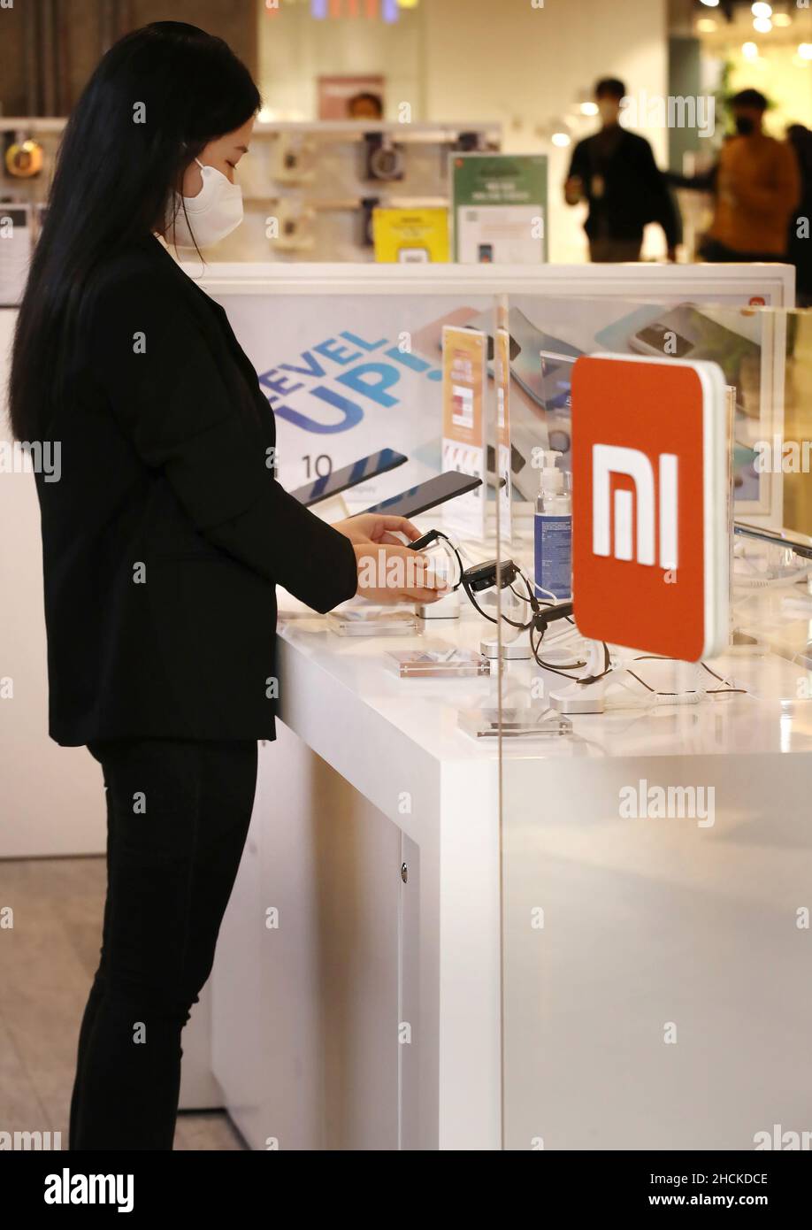 30th Dec, 2021. Xiaomi's 1st outlet in S. Korea A customer visits South ...
