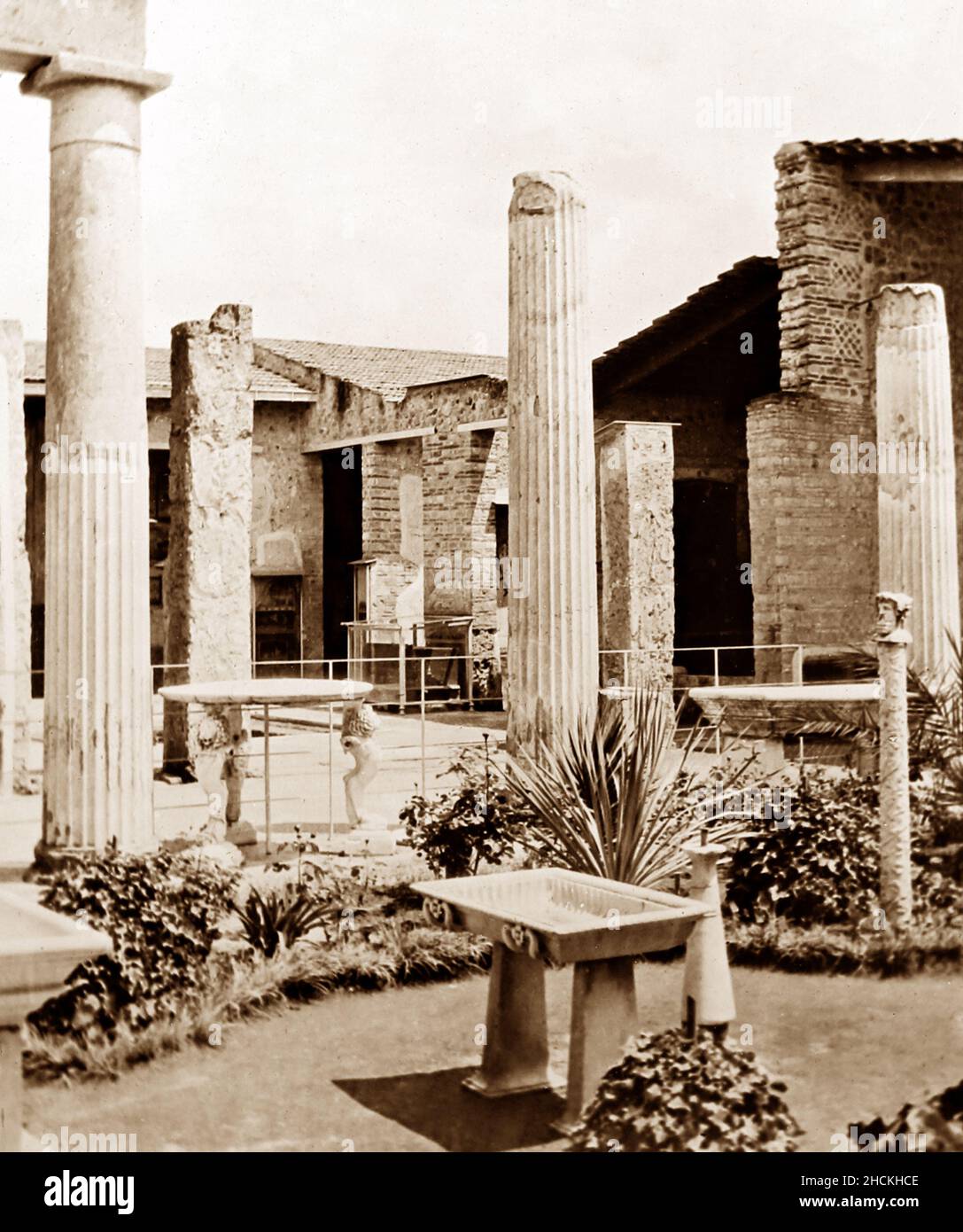 House of the vettii garden hi-res stock photography and images - Alamy