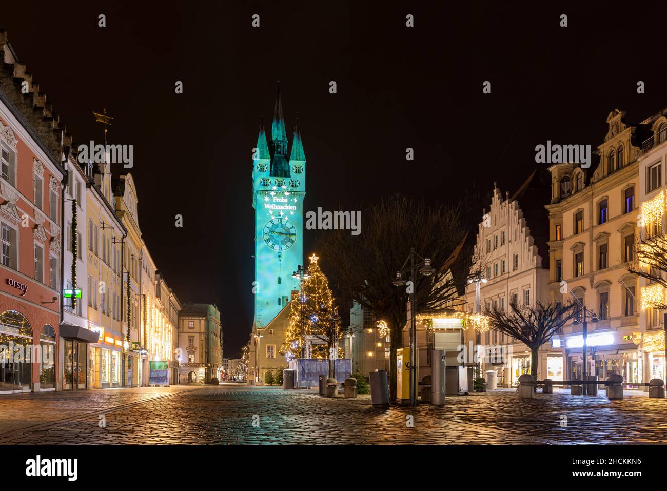 Historical buildings illuminated for holiday season in Straubing ...