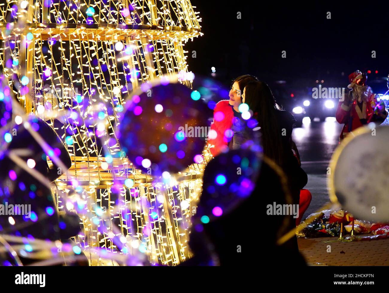 (211230) -- DAMASCUS, Dec. 30, 2021 (Xinhua) -- People take photos near ...