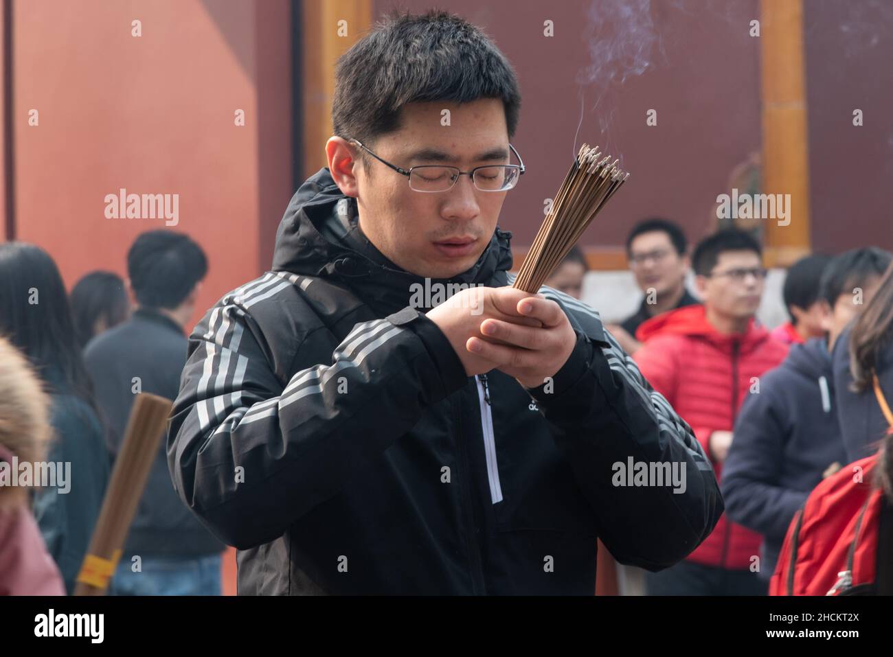 People praying at The Lama Temple Stock Photo - Alamy