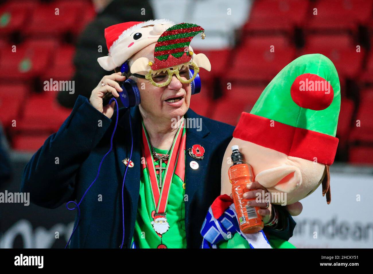 Football fan dressed up hi-res stock photography and images - Alamy