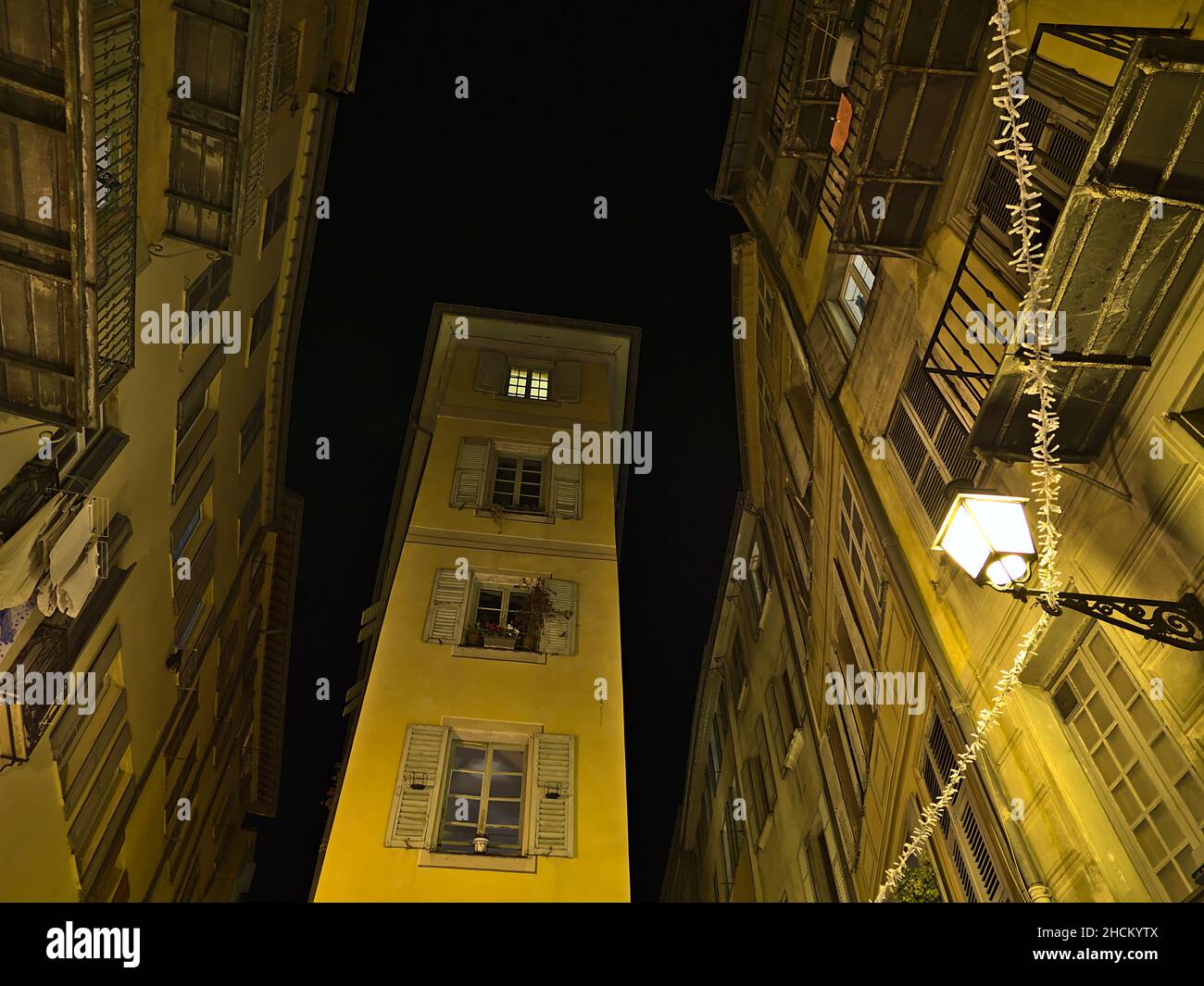 Very narrow building hi-res stock photography and images - Alamy