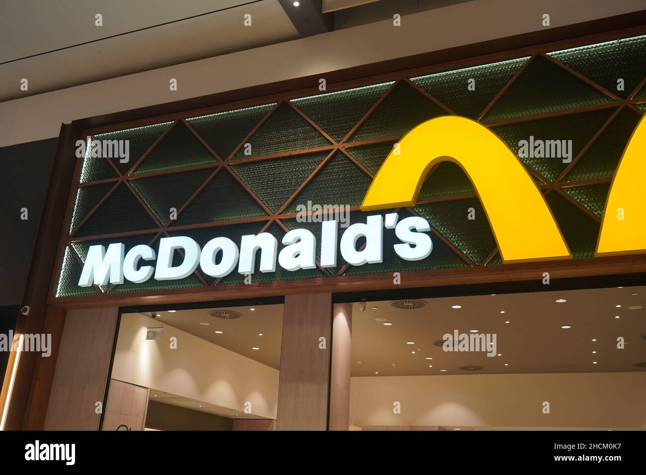 Mcdonalds cashier hi-res stock photography and images - Alamy