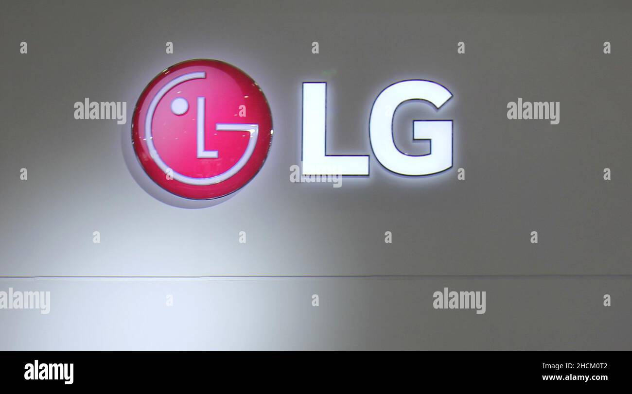 Oled tv lg hi-res stock photography and images - Alamy