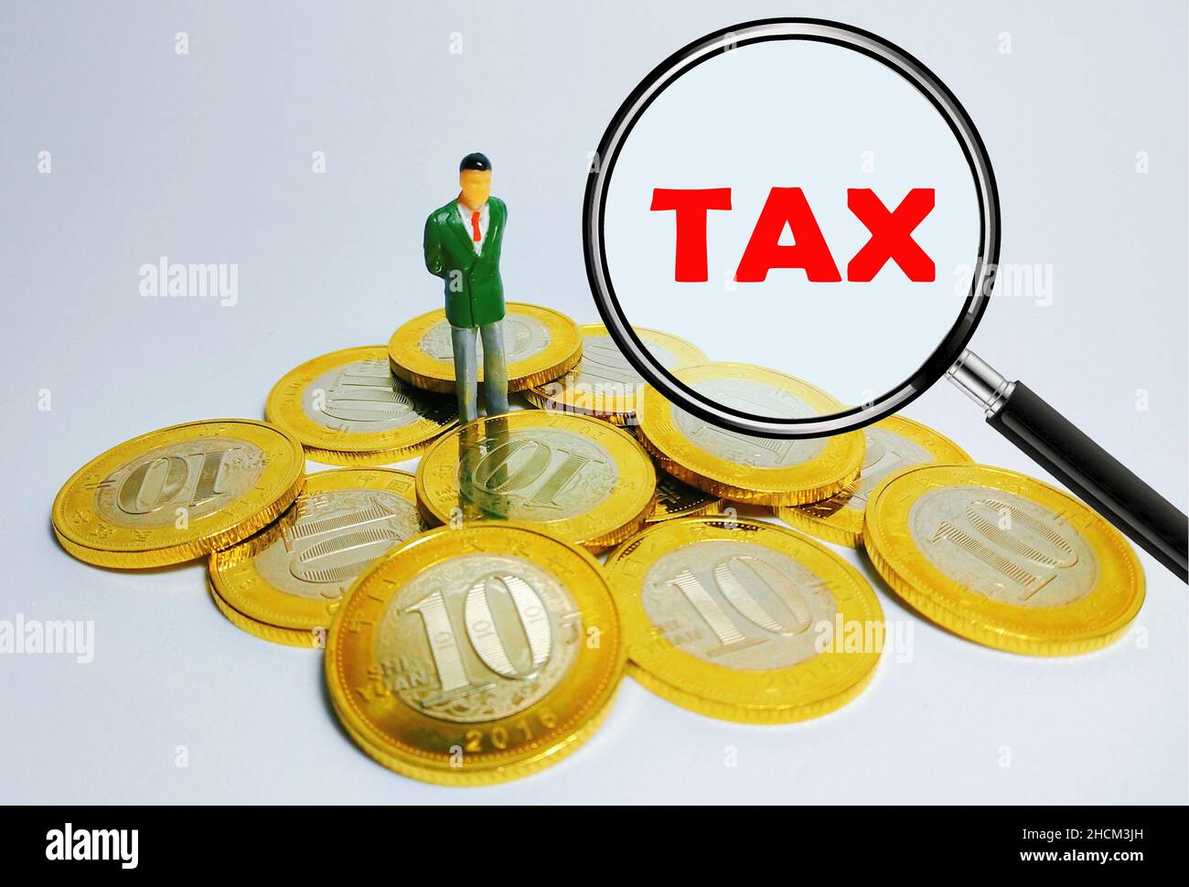 SHANGHAI, CHINA - DECEMBER 30, 2021 - Tax payers receive preferential ...