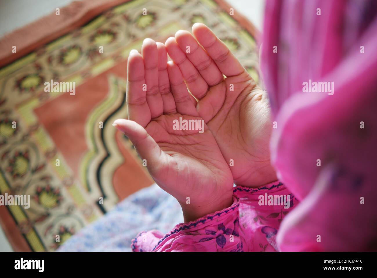 Close up praying muslim hi-res stock photography and images - Alamy