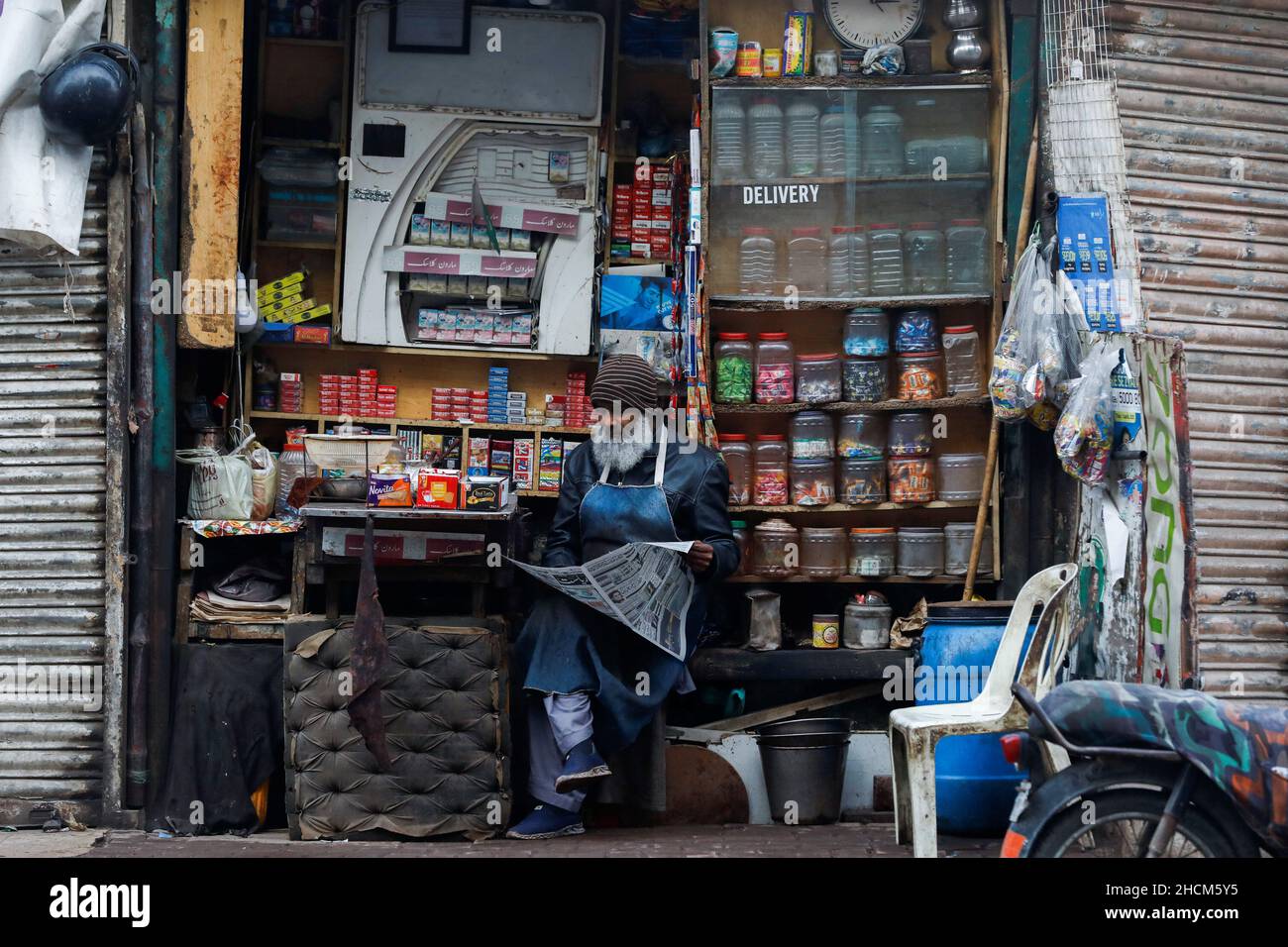 Newspaper shop pakistan hi-res stock photography and images - Alamy