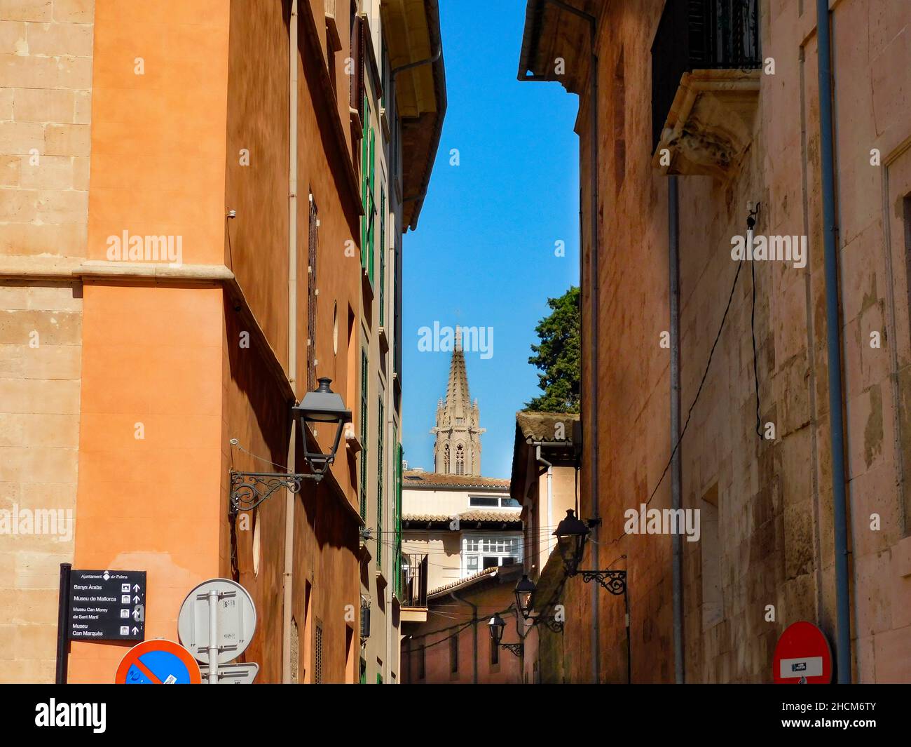 Alley between two buildings hi-res stock photography and images - Alamy
