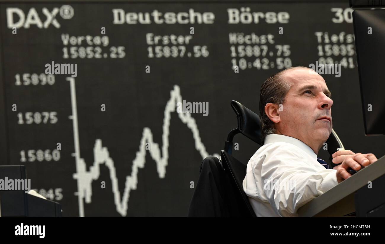 30 December 2021, Hessen, Frankfurt/Main: Securities trader Arthur ...