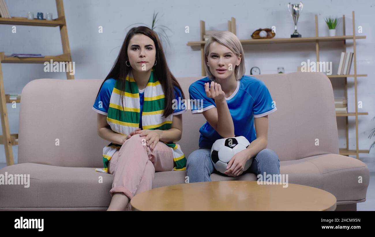 Brunette women watching tv hi-res stock photography and images - Alamy