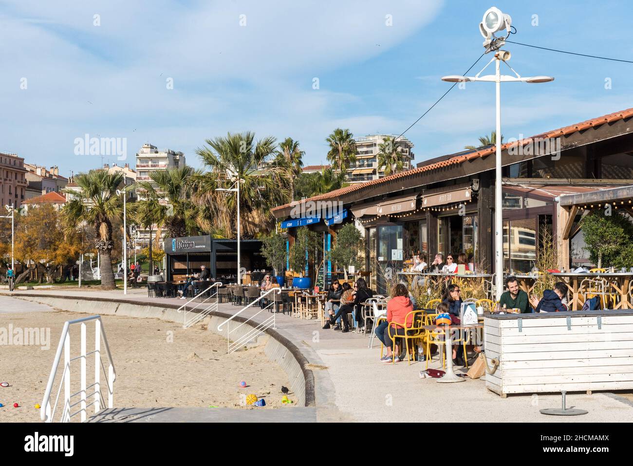 The good weather and the heat at the end of the year in Toulon, France ...