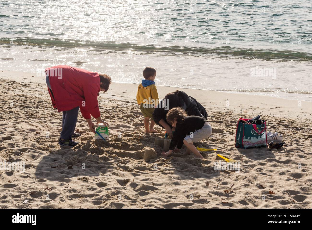 The good weather and the heat at the end of the year in Toulon, France ...