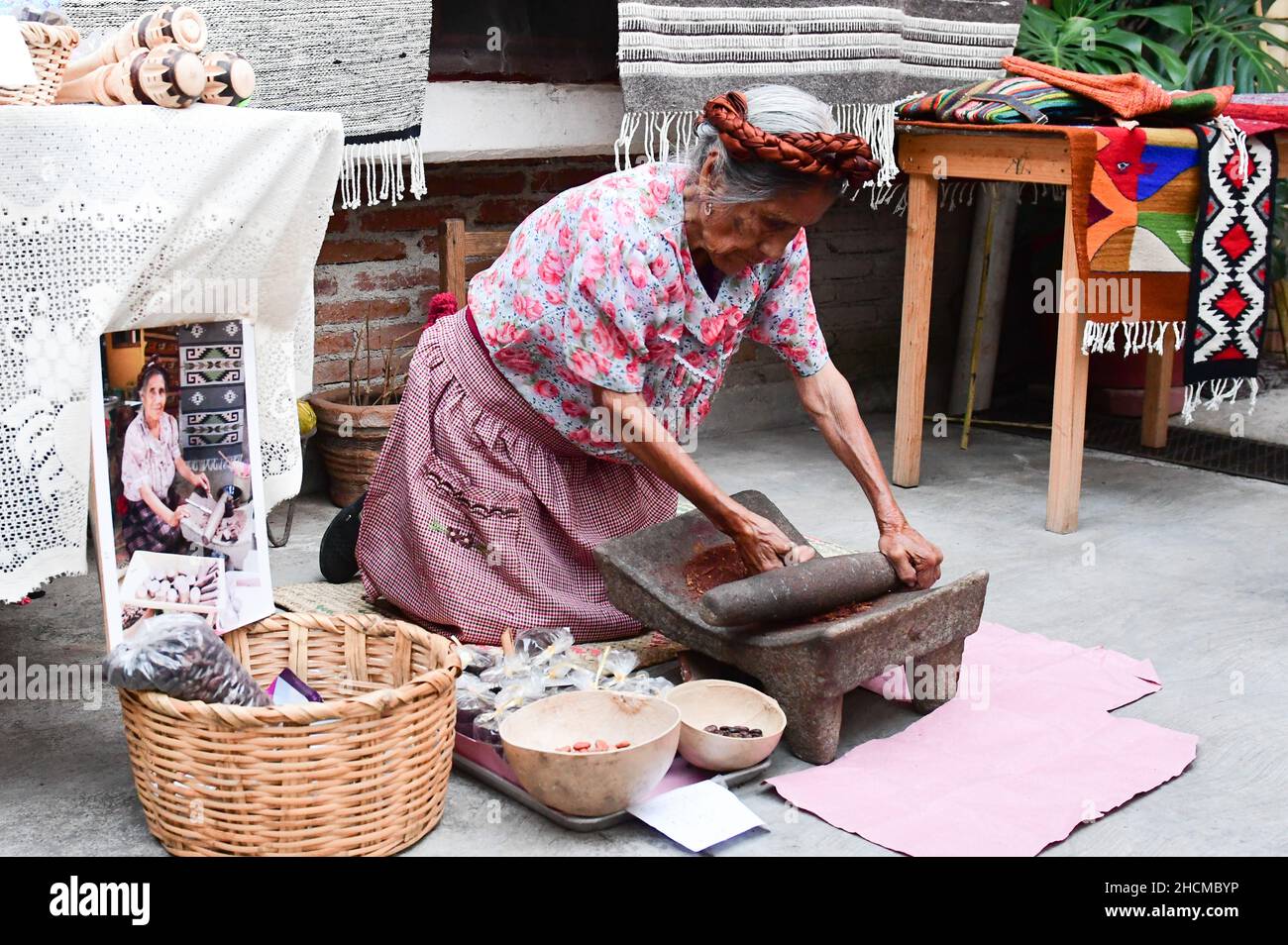 Metate woman hi-res stock photography and images - Alamy