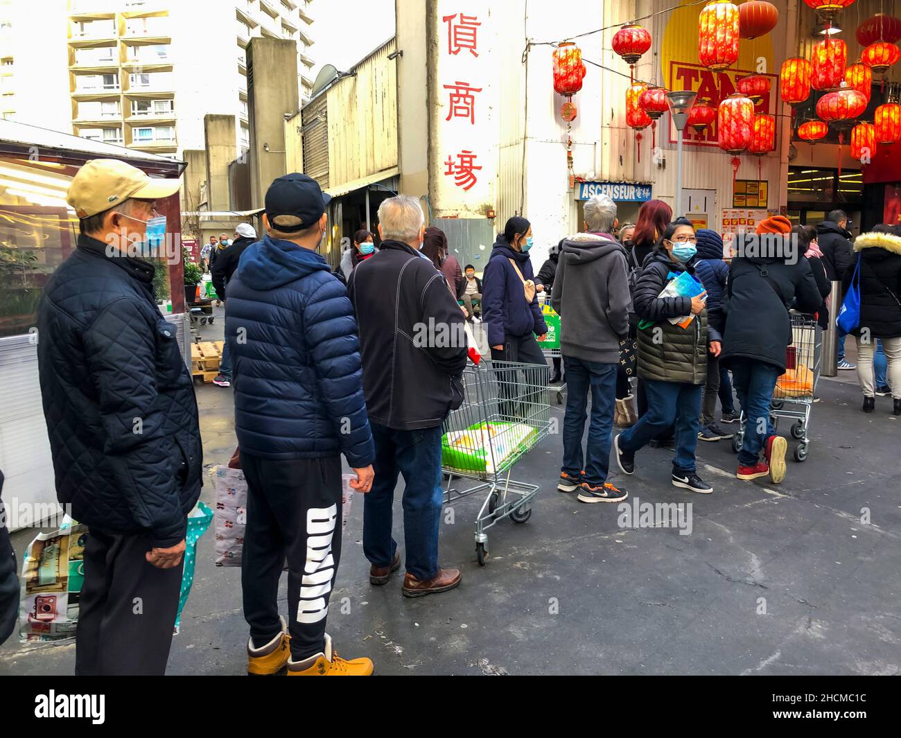 Men queuing up hi-res stock photography and images - Alamy