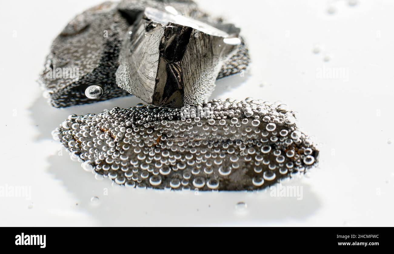 Shungit is a black rock that consists mainly of carbon and was ...