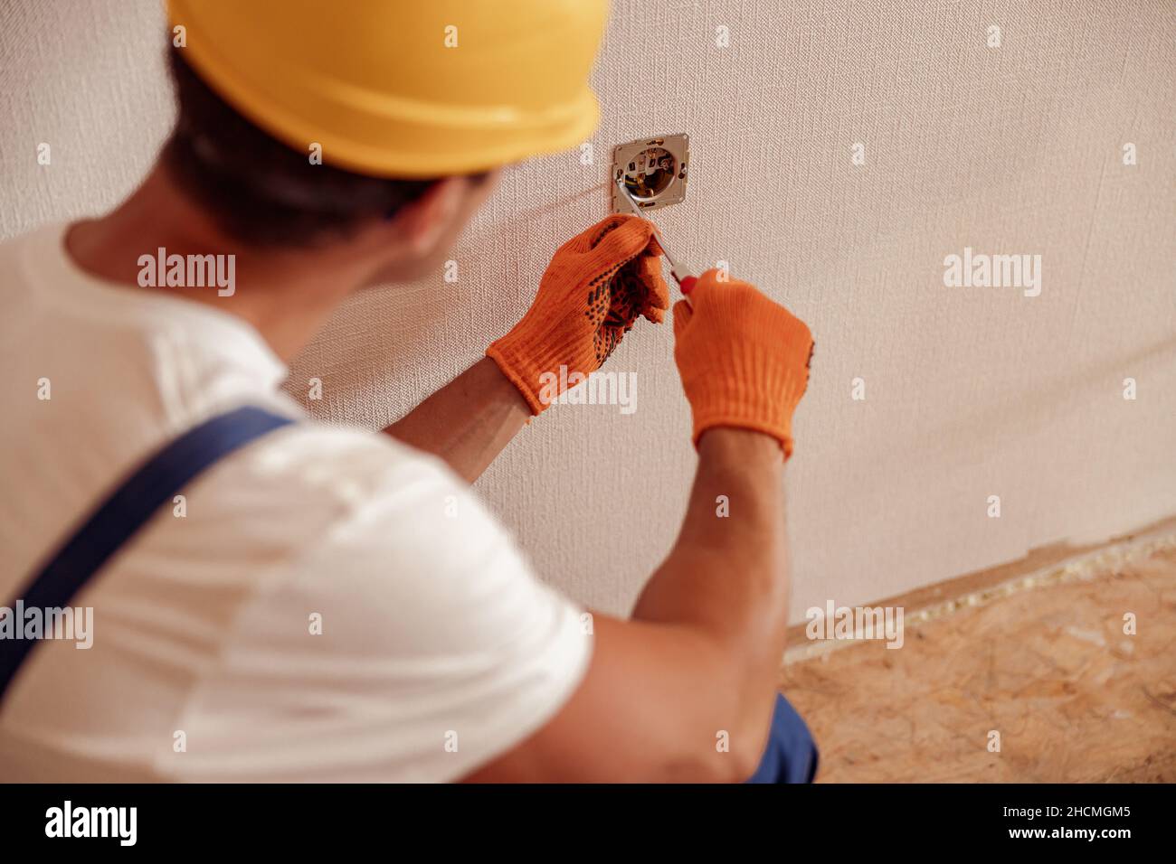 Male electrician hands fixing electrical wall socket Stock Photo - Alamy
