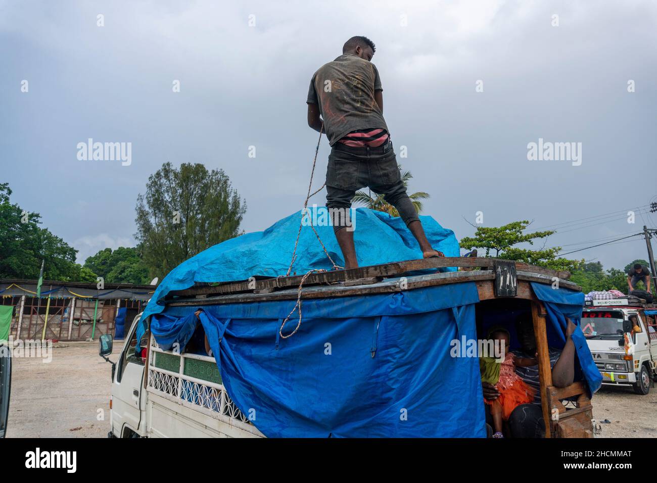 PEMBA, TANZANIA - JANUARY 2020: People are loading in the car on bus ...