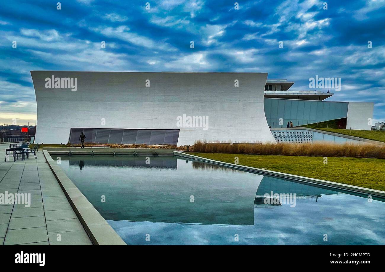 Blank at center hi-res stock photography and images - Alamy