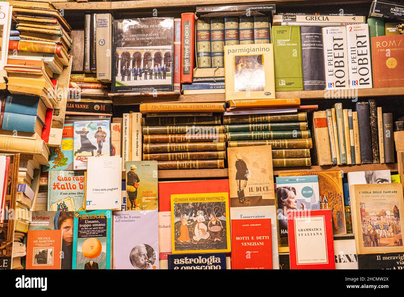 Reading italian language book hi-res stock photography and images - Alamy