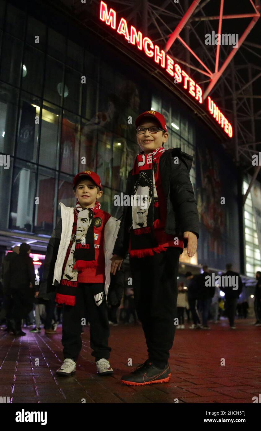 Old trafford young fans stadium hi-res stock photography and images - Alamy