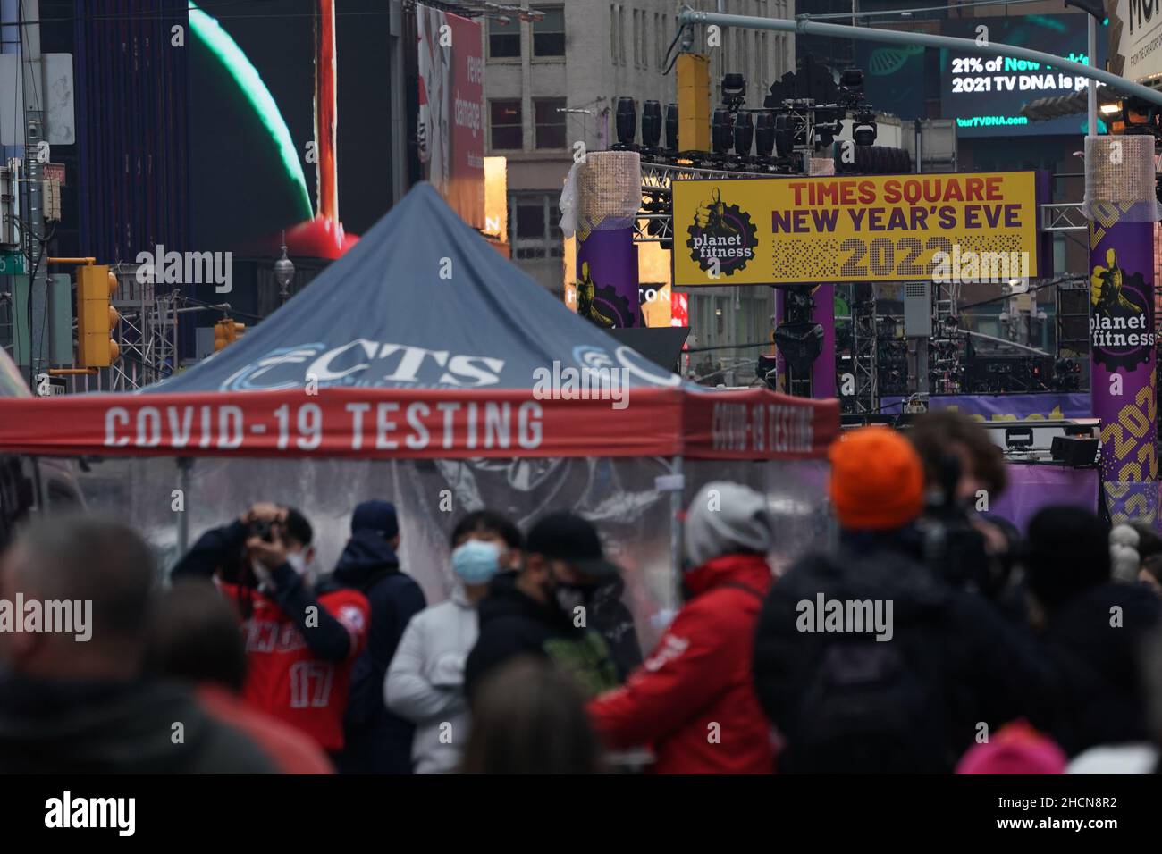 New York, New York, USA. 30th Dec, 2021. People wait on line to get a ...