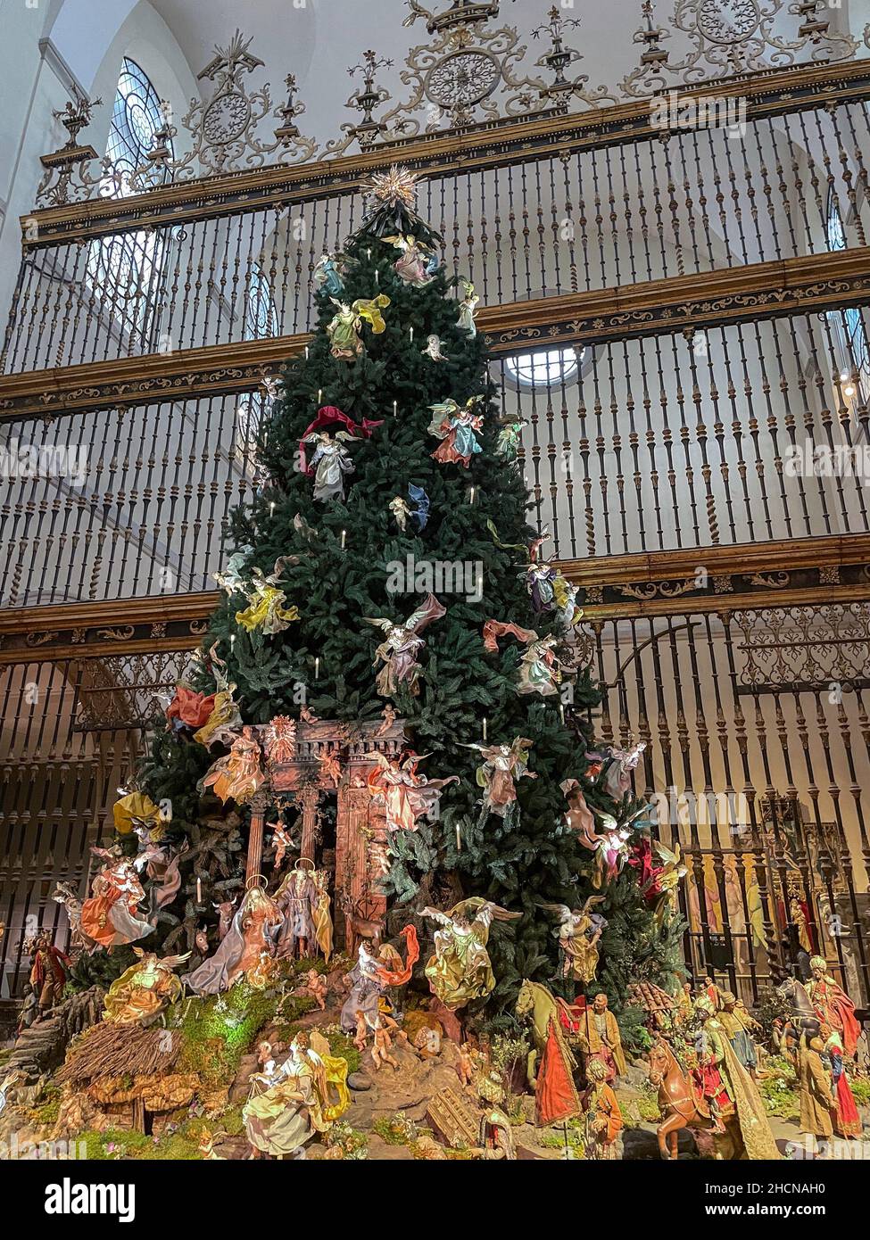 Christmas Tree in the Medieval Sculpture Hall, The Metropolitan Museum ...