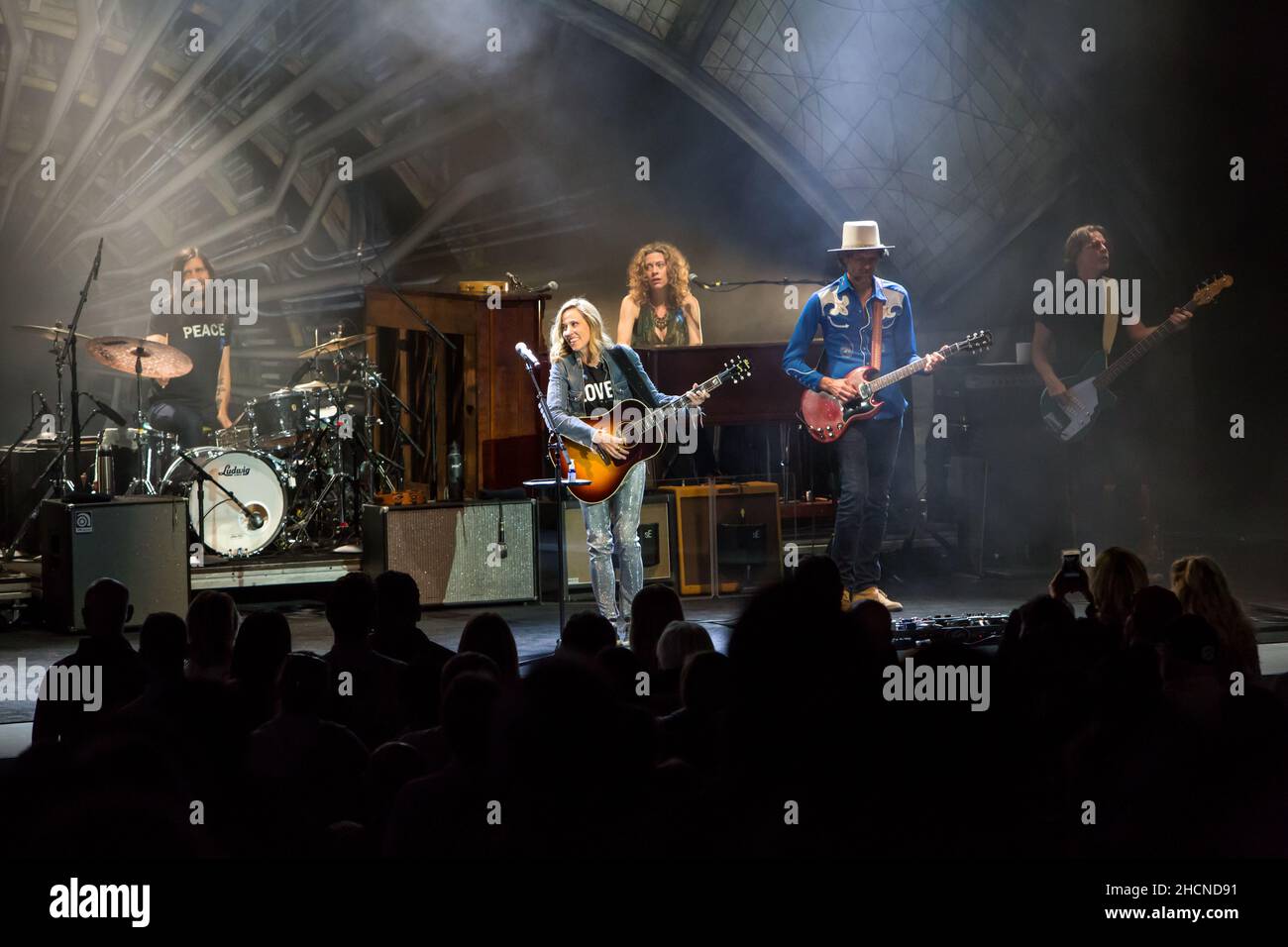Sheryl Crow in concert Stock Photo - Alamy