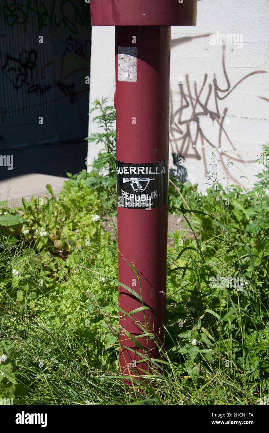 Guerrilla Republik 1794 sticker on a lamp post in the city of ...