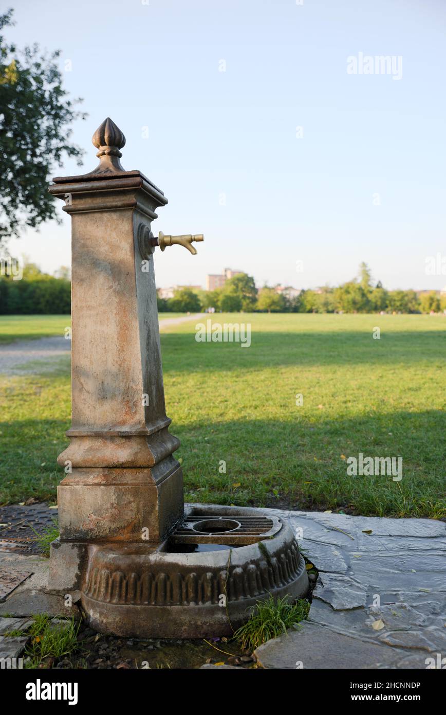 Antique drinking fountain hi-res stock photography and images - Alamy