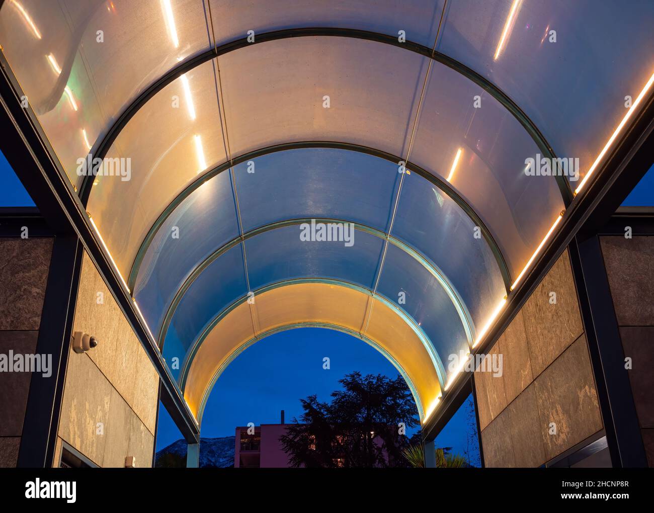 Modern architecture canopy entrance hi-res stock photography and images ...