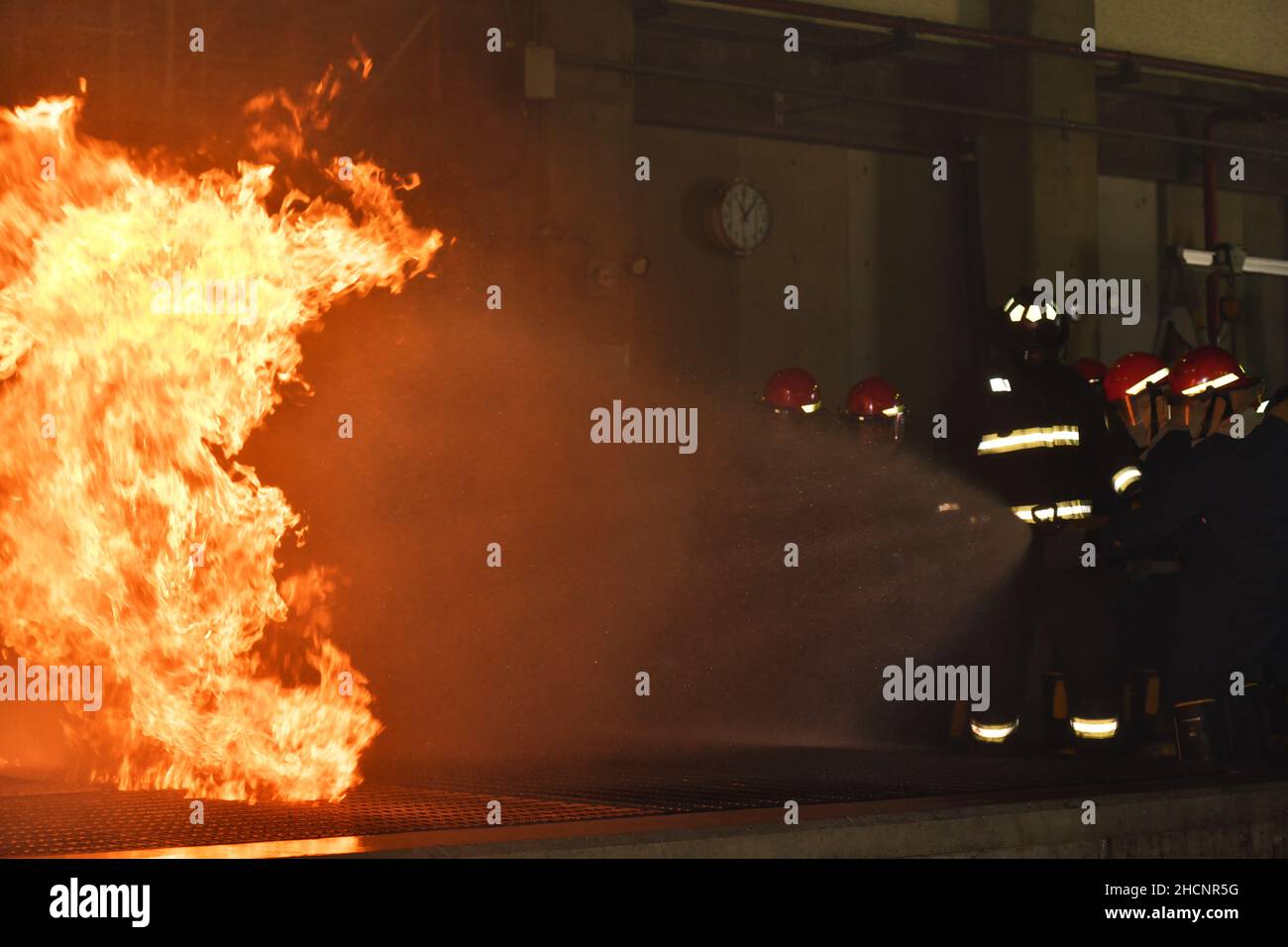 Self contained breathing apparatus scba hi-res stock photography and ...