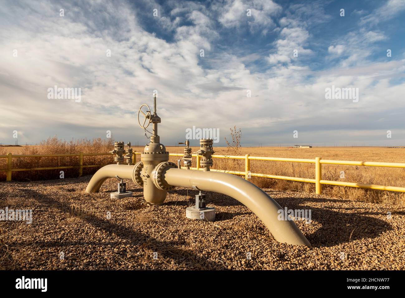 Oil pipeline valve hi-res stock photography and images - Alamy