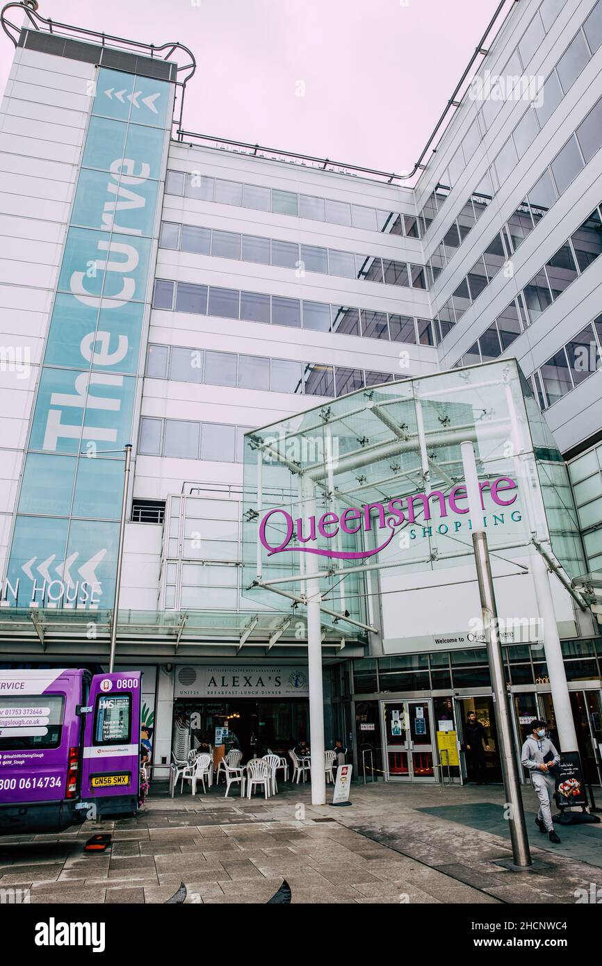 Queensmere observatory shopping centre hi-res stock photography and ...