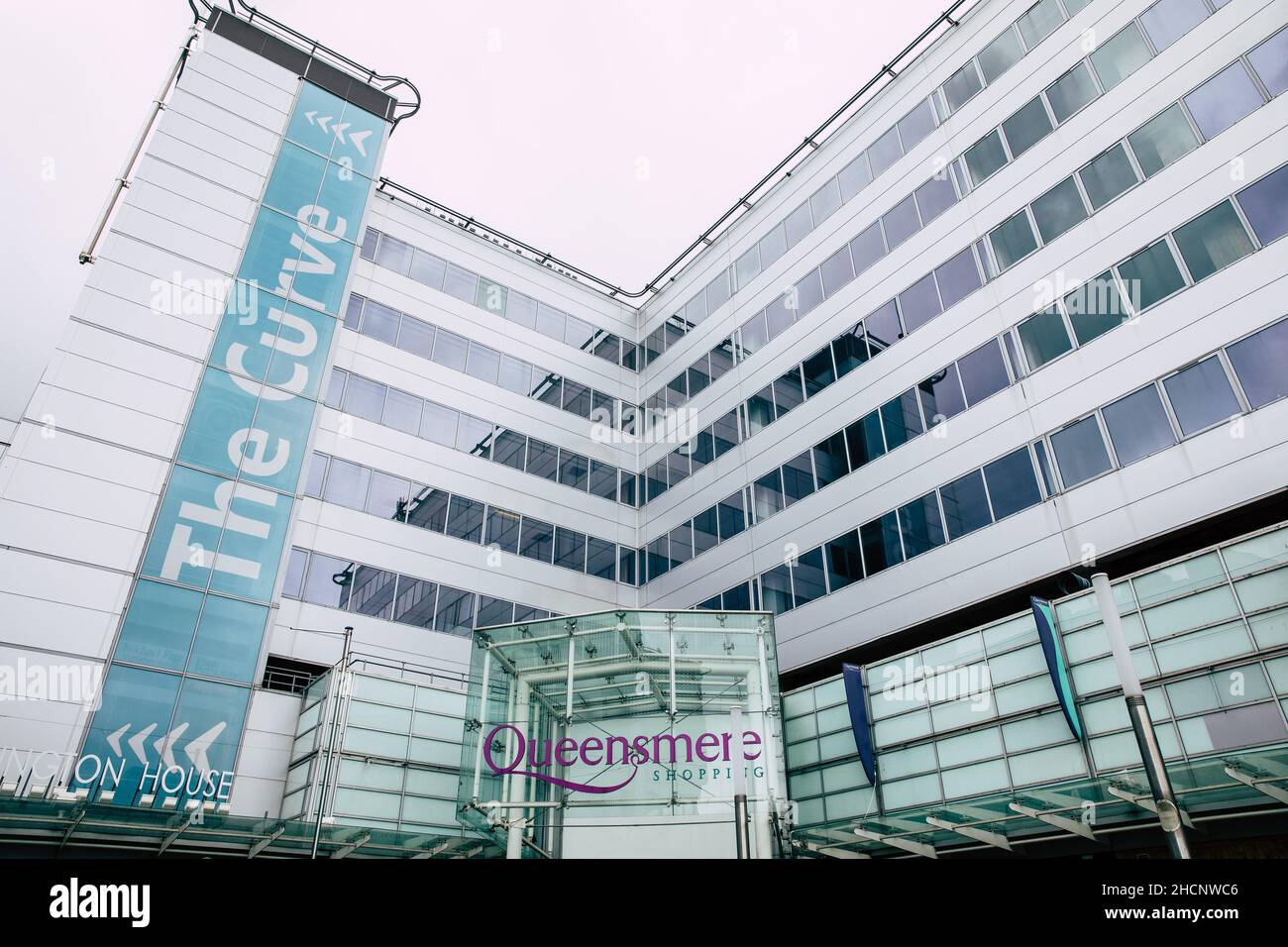 Queensmere observatory shopping centre hi-res stock photography and ...