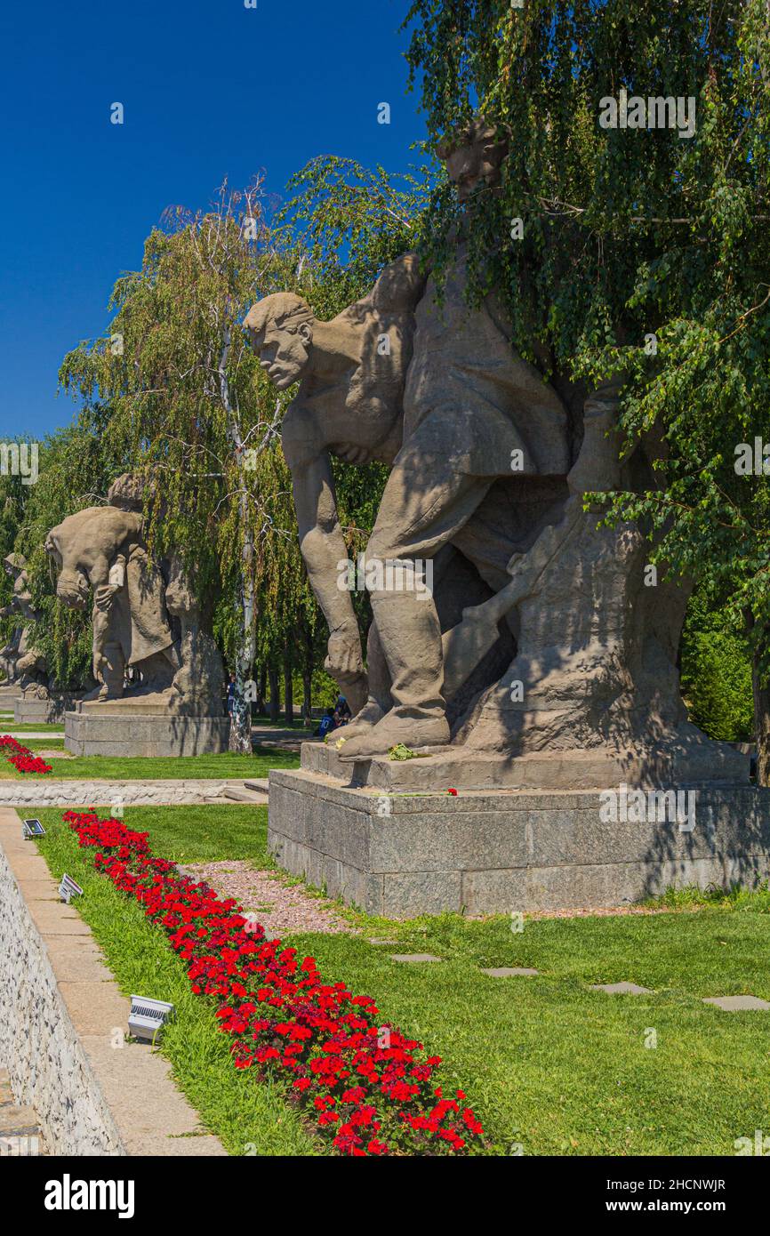 VOLGOGRAD, RUSSIA - JUNE 28, 2018: Sculptures at the memorial complex ...