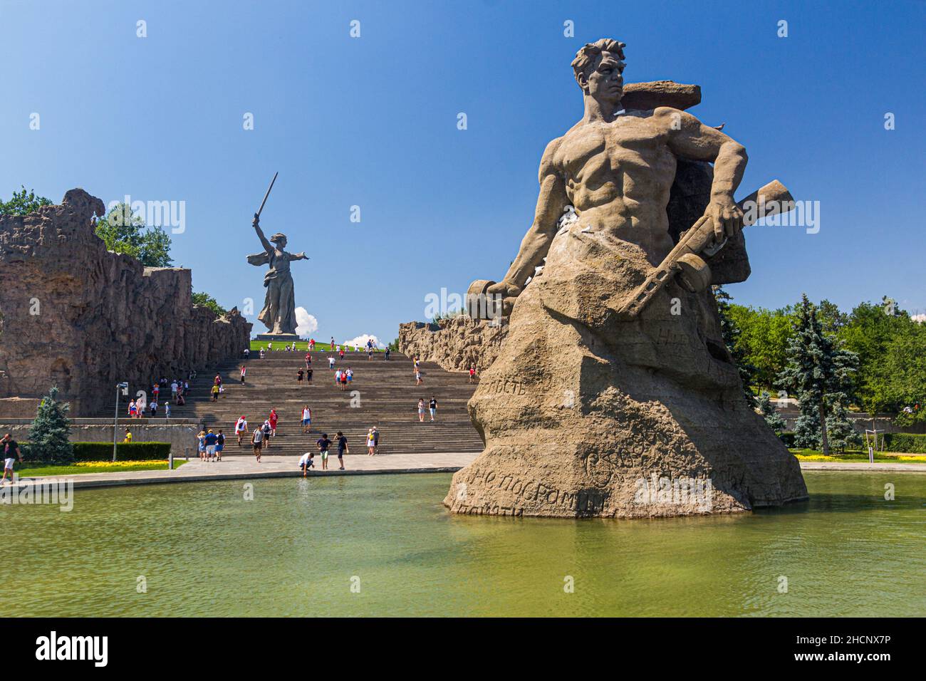 VOLGOGRAD, RUSSIA - JUNE 28, 2018: Sculptures at the memorial complex ...