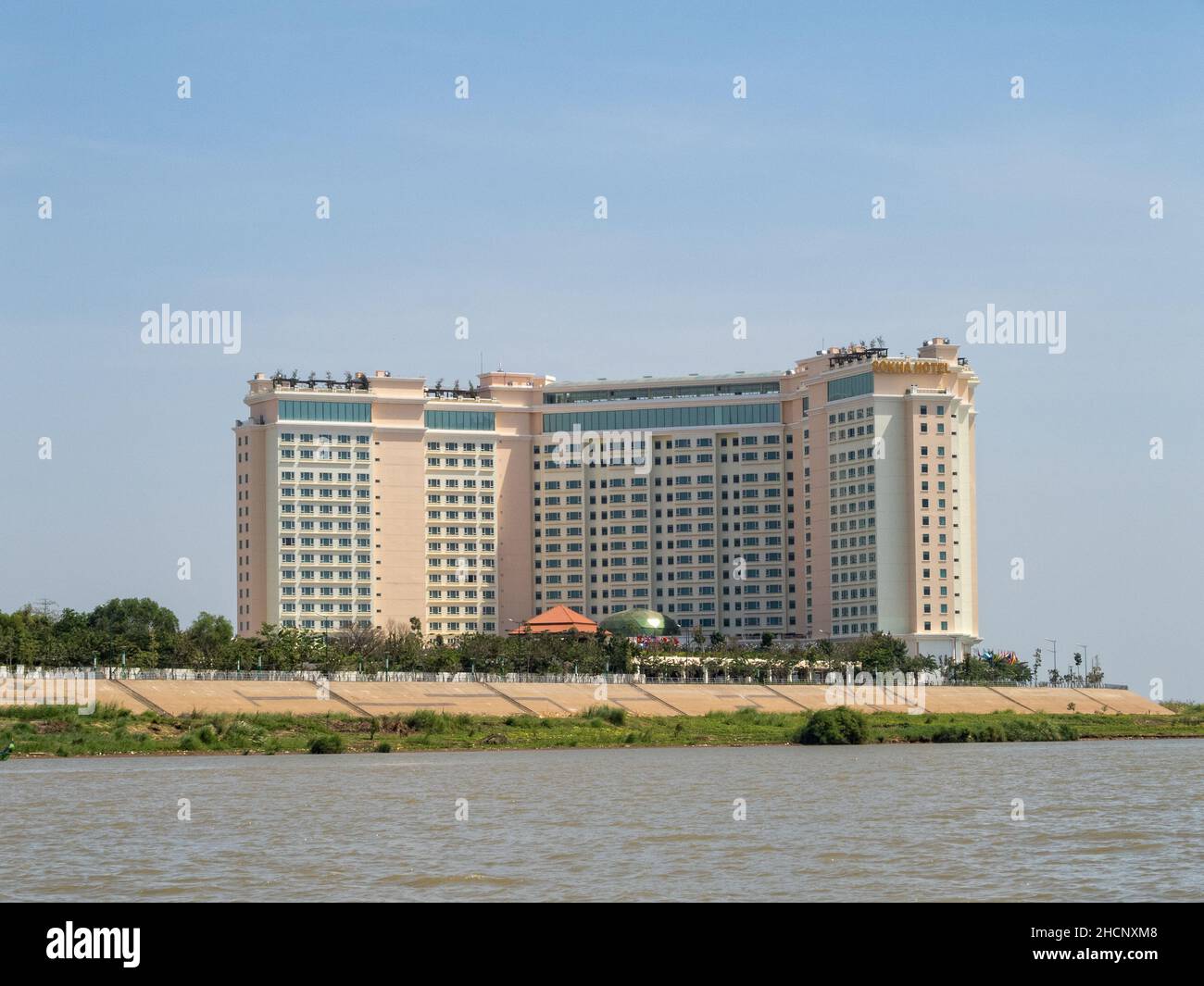 Sokha Phnom Penh Hotel on the Chroy Changvar peninsula - Phnom Penh ...
