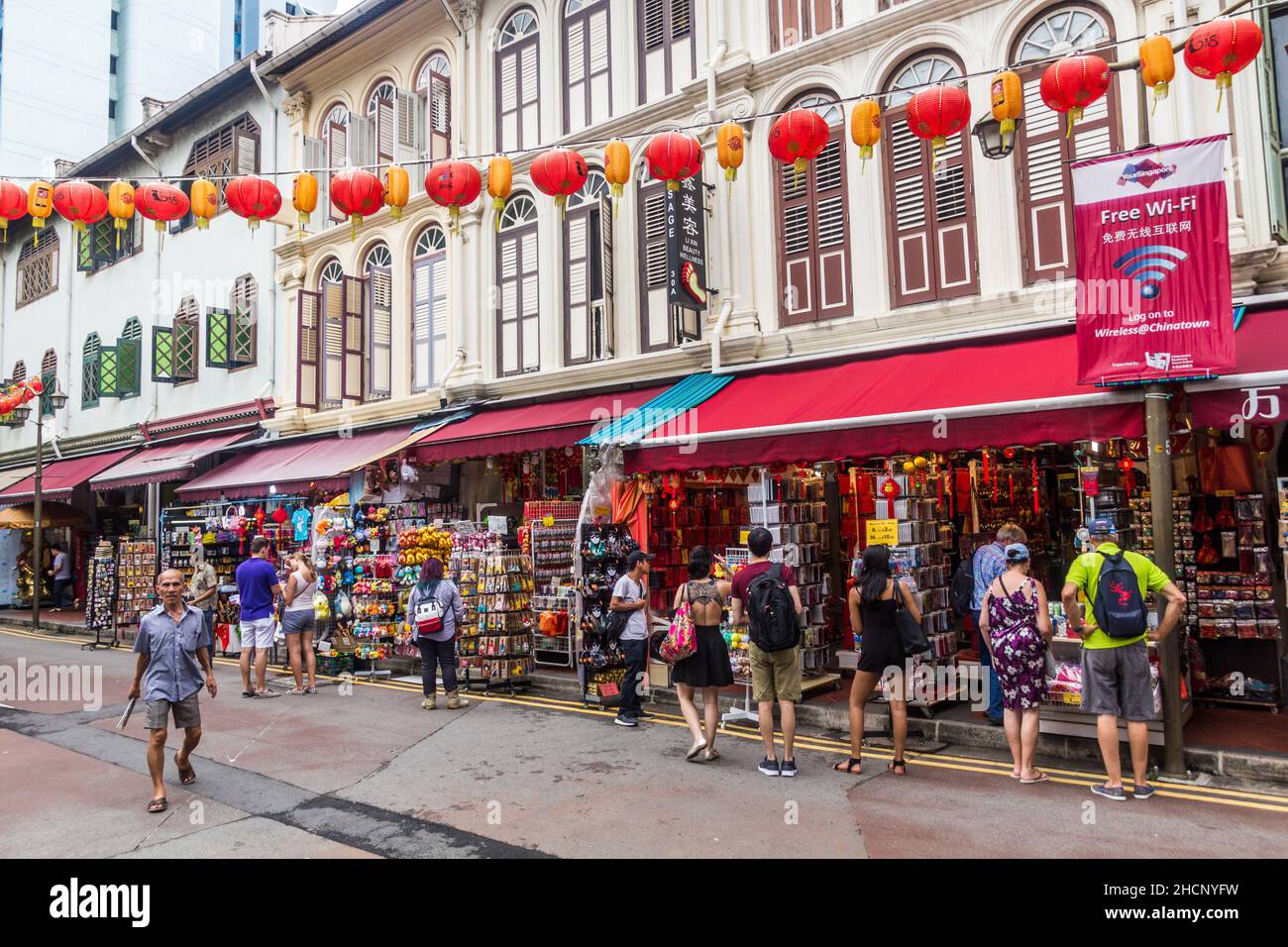 SINGAPORE, SINGAPORE - MARCH 12, 2018: Shopping alley in the Chinatown ...