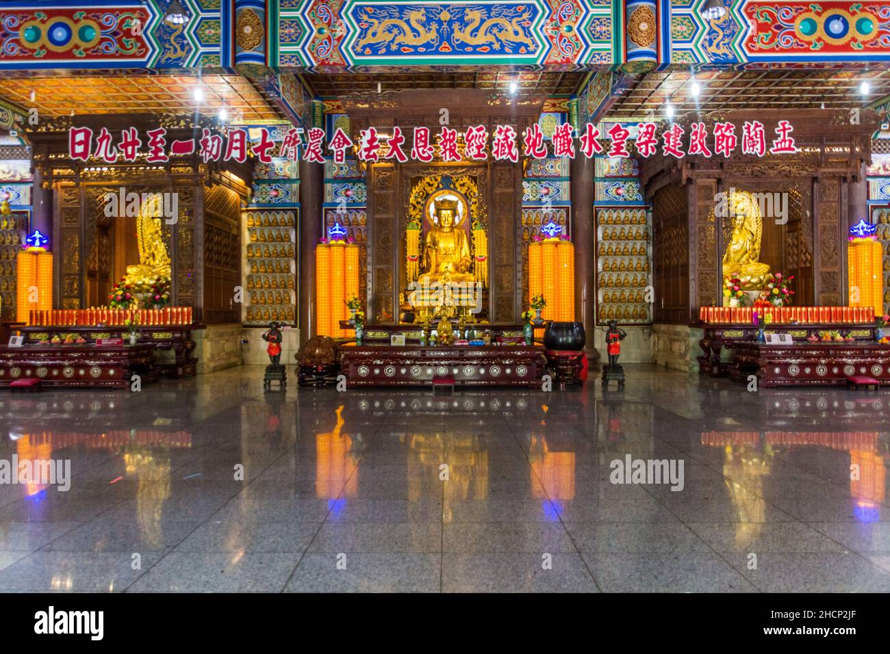Golden statue inside kek lok hi-res stock photography and images - Alamy
