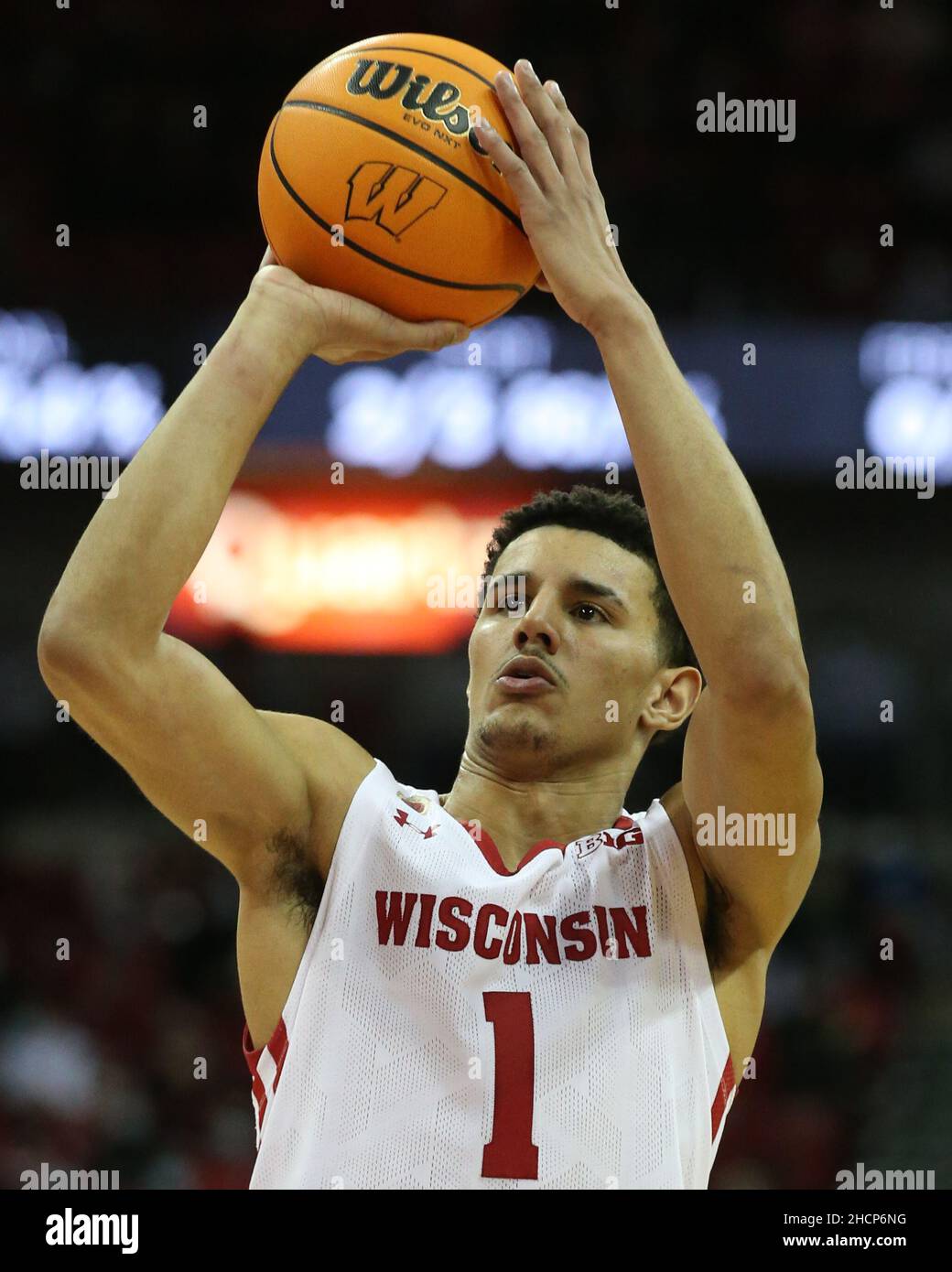 Madison, WI, USA. 29th Dec, 2021. Wisconsin Badgers guard Johnny Davis ...