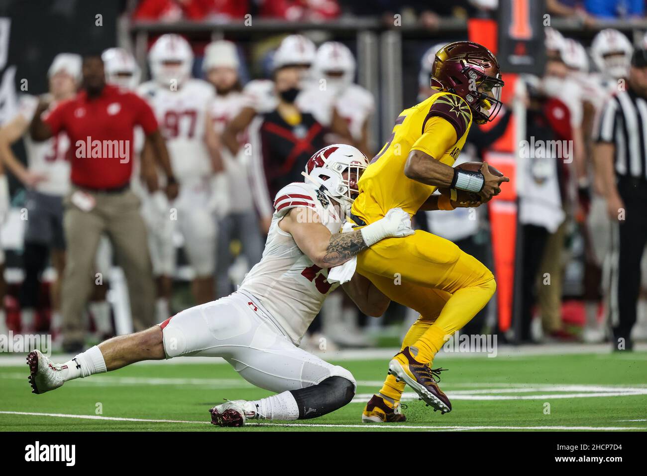 Halftime. 30th Dec, 2021. Wisconsin Badgers linebacker Nick Herbig (19 ...