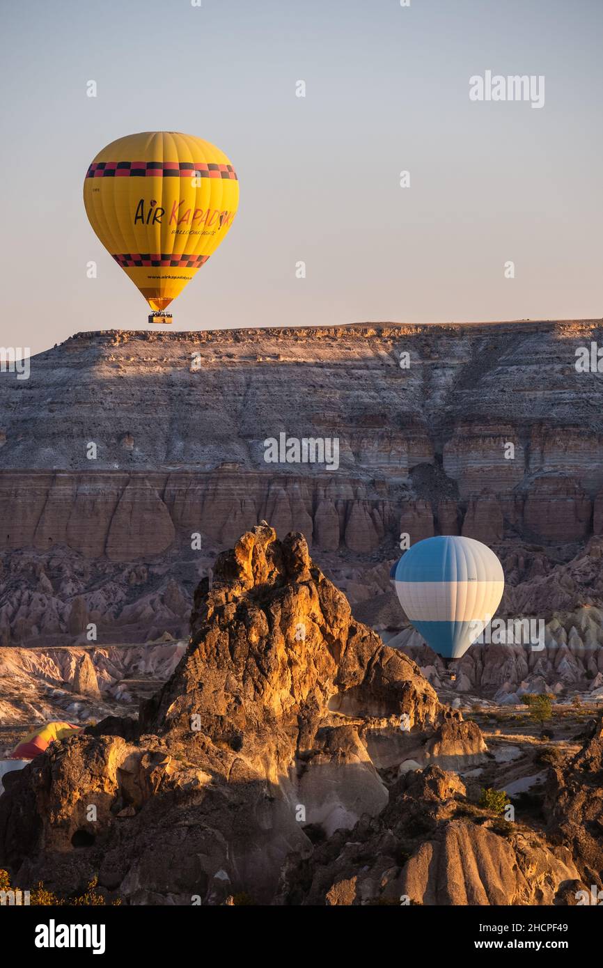 Ballon ride experience in Capadoccia, Turkey. Float Over Cappadocia's ...