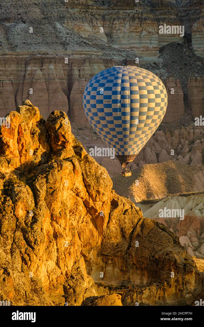 Ballon ride experience in Capadoccia, Turkey. Float Over Cappadocia's ...