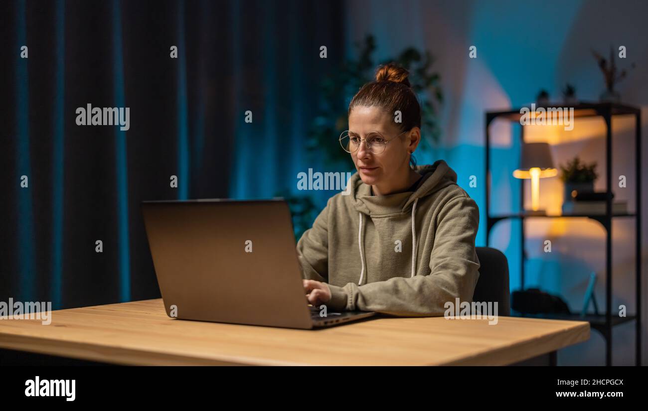 Woman working late hi-res stock photography and images - Alamy