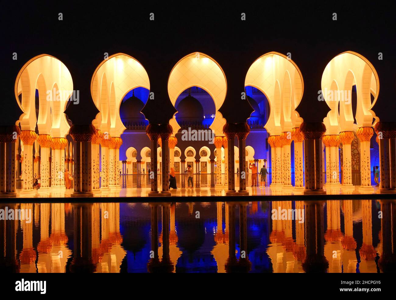 Sheikh Zayed Grand Mosque by night, Abu Dhabi, United Arab Emirates ...