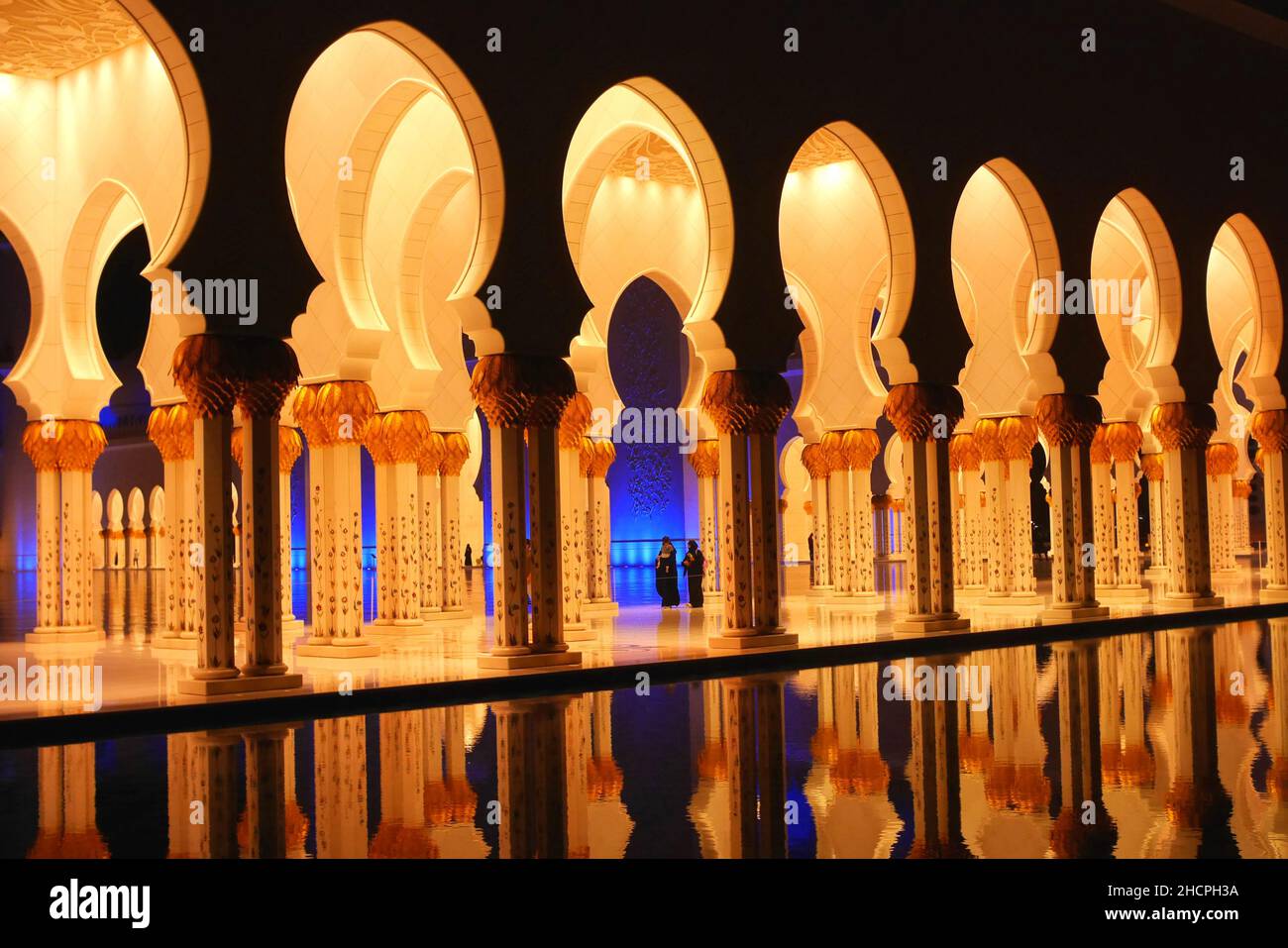 Sheikh Zayed Grand Mosque by night, Abu Dhabi, United Arab Emirates ...