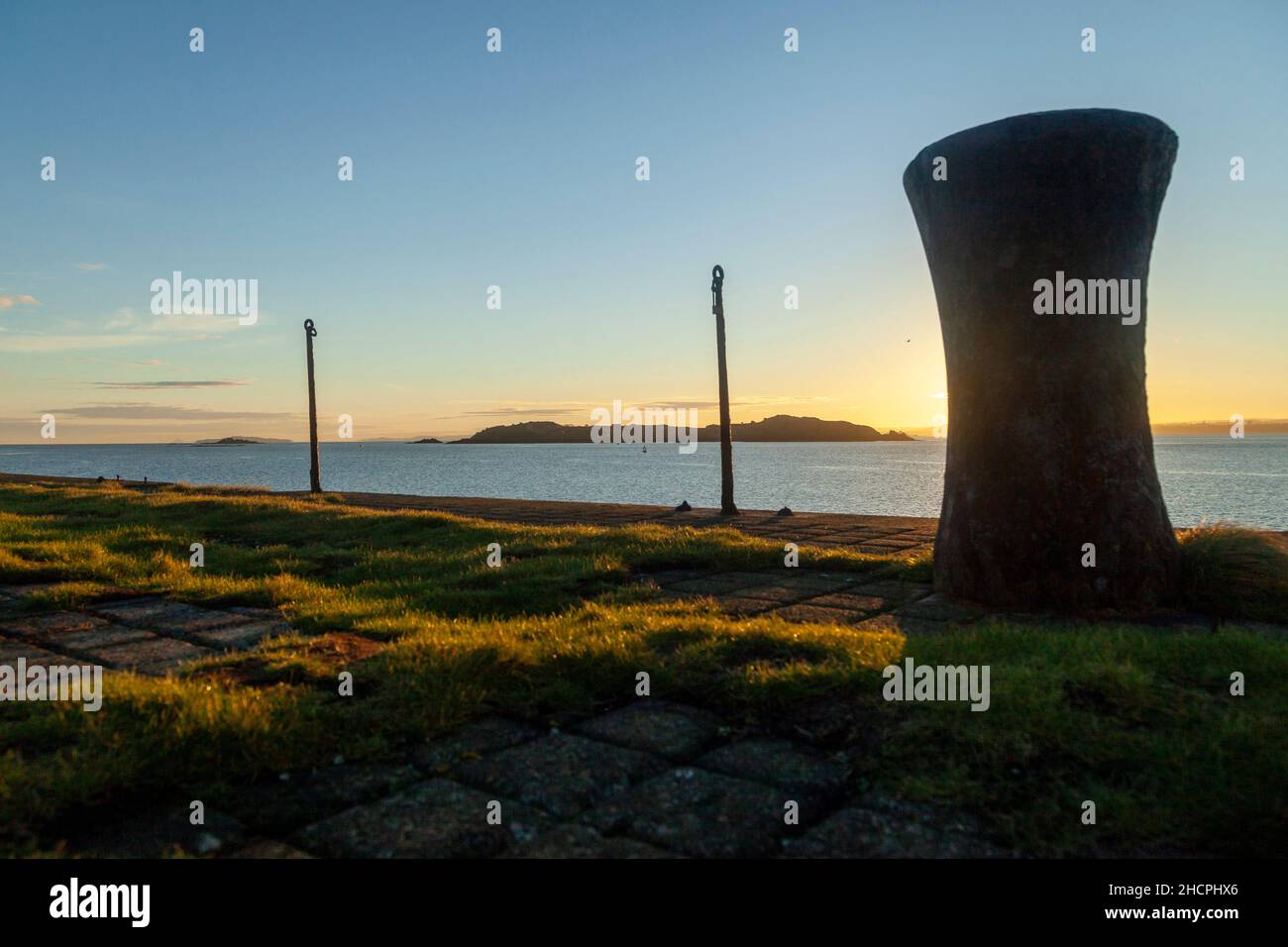Sunrise over Inchcolm Island from the old harbour at Braefoot Point, Dalgety Bay, Fife Stock ...