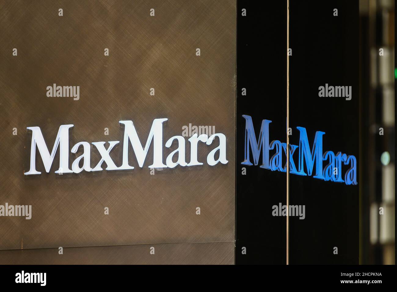 Logo max fashion hi-res stock photography and images - Alamy